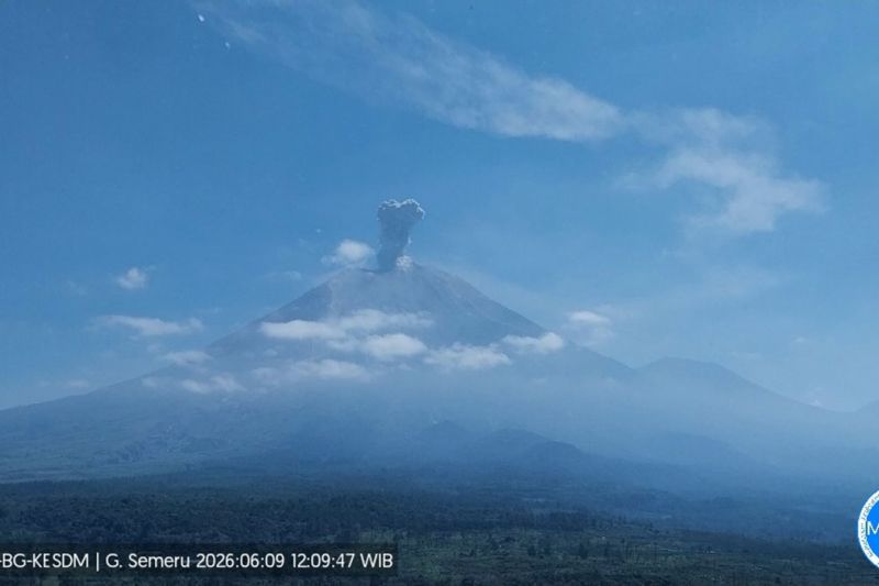 Semeru erupsi dengan tinggi letusan 1,2 km di atas puncak - ANTARA News ...