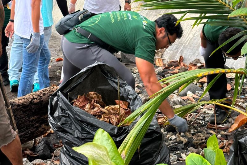 PLN dan Pemprov Sulut bersihkanMalalayang Beach Walk - ANTARA News ...