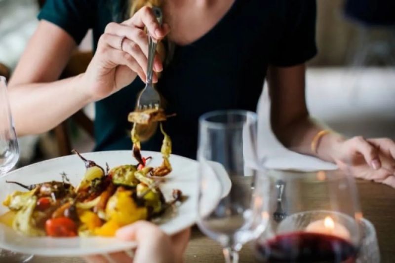 Rasa lapar setelah makan kenyang bisa jadi tanda masalah kesehatan ...