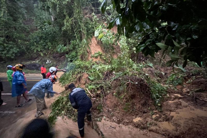 Petugas gabungan tangani longsor yang putus akses Padang-Painan ...