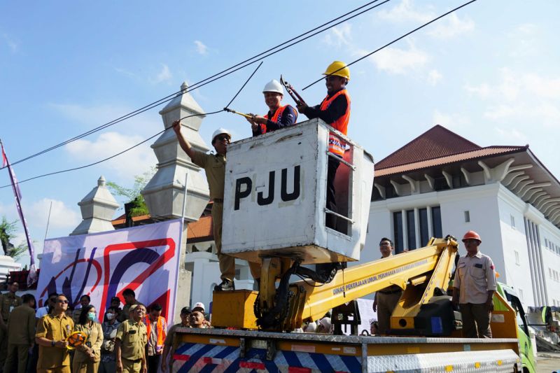 Pemkot Yogyakarta melakukan penataan jaringan kabel fiber optik ...