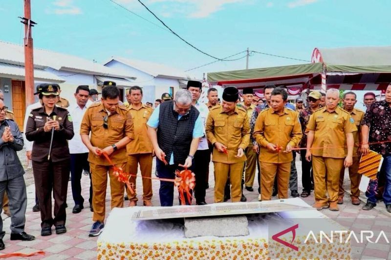 Wamen Fahri Hamzah resmikan proyek penataan kawasan kumuh pesisir di ...