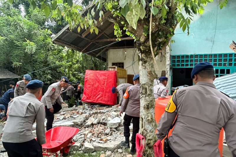 Brimob Polda Sulteng bantu korban gempa di Sigi - ANTARA News