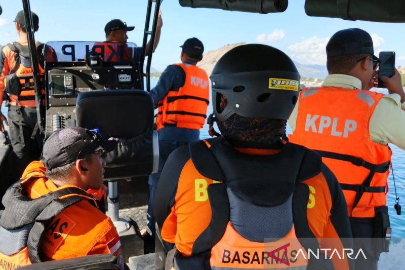 Tim SAR mencari penumpang lompat dari kapal di Perairan Poto TanoNTB ...
