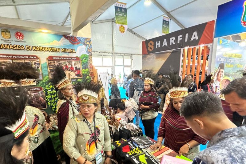 Stand Dekranasda Mimika di Penas KTNA XVII jadi perhatian pengunjung ...