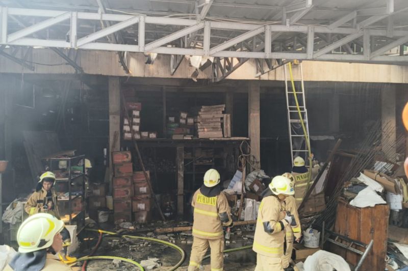 Toko material di Kuningan Jaksel terbakar, 109 personel dikerahkan ...