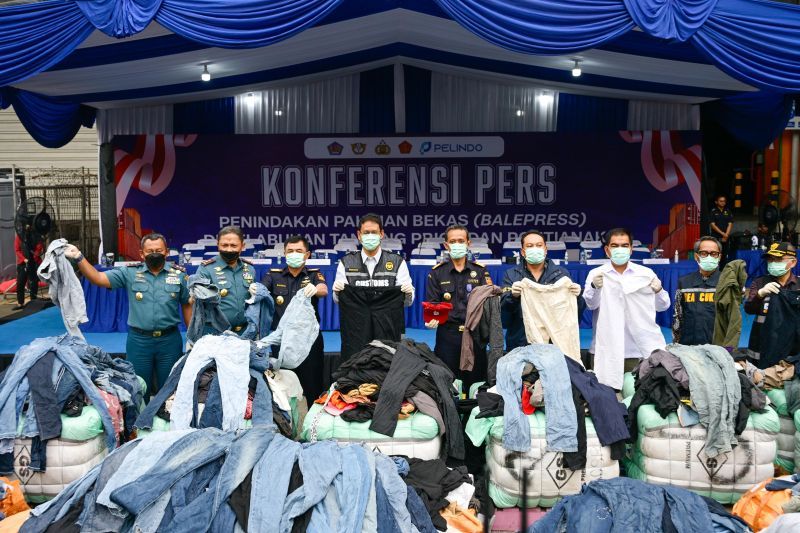 Purbaya to destroy illegal bales of secondhand clothing - ANTARA News