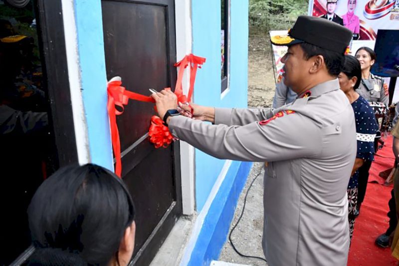 Kapolda NTT bantu warga kurang mampu bangun rumah layak huni - ANTARA ...