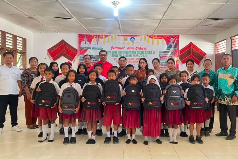 Dairi Prima Mineral salurkan bantuan tas sekolah bagi 132 siswa ...