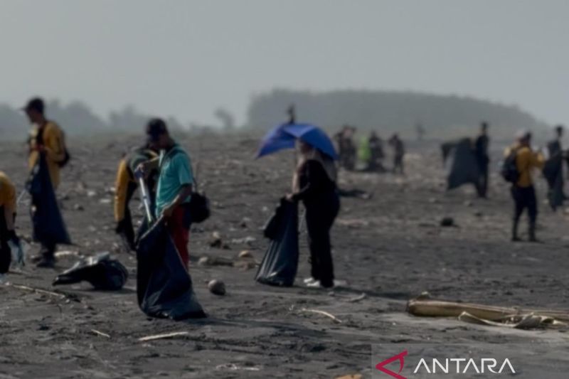 2,5 ton sampah diangkut dari dua pantai di selatan Cianjur - ANTARA ...